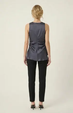 MODENAIRE Sleeveless Asymmetric Ruffle Blouse