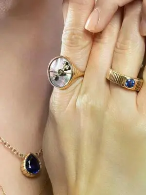 Retrouvai Pleated Sapphire Ring In 14k Yellow