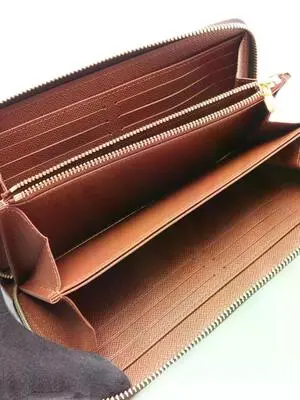 LOUIS VUITTON Zippy Wallet