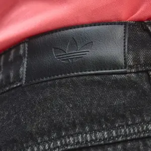 ADIDAS ORIGINALS High Rise Barrel Jeans