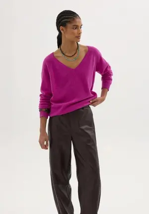 HUSH Constance Cashmere V-neck Jumper - Magenta