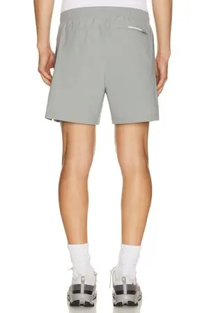 On 5 Core Shorts In Grey