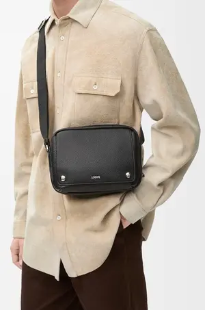 Loewe Medium Pebble Messenger Bag In Supple Grained Leather Skin - Black