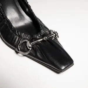 Gucci Vittoria Pump With Horsebit Detail - Black