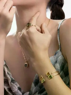 Goshwara Manhattan Peridot Gemstone Bangle
