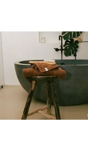 SLOWTIDE Sunny Sculpted Hand Towel In Brown