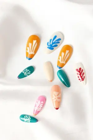 NEVER HAVE I EVER SHOP Henri Matisse Inspired Snow Flowers Press-on Nails - Pink