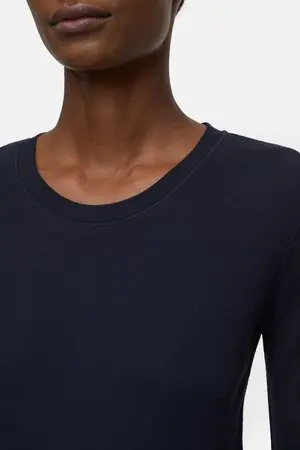 Closed Fitted Half-sleeve T-shirt