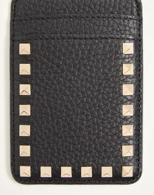 Valentino Garavani Rockstud Magnetic Cardholder In Grainy Calfskin - Black