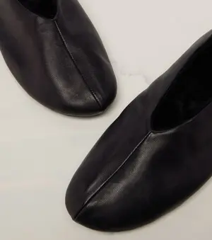 THE ROW Stella Shearling-trimmed Leather Ballet Flats - Black