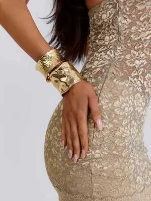 OUTCAST Zita Cuff
