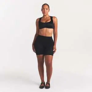 SKIMS Bonded Waist 7" Biker Short | Black | | Nike Satin Shine - Obsidian