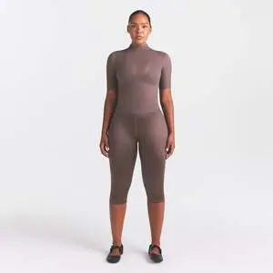 SKIMS Mock Neck Short Sleeve T Shirt | Deep Neutral | | Nike Weightless Layers - Resin