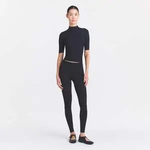 SKIMS V Panel 28" Legging | Black | | Nike Weightless Layers - Obsidian
