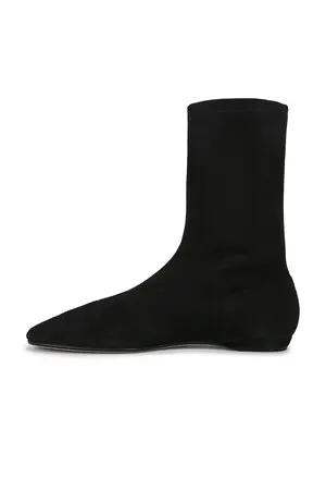 THE ROW Cindy Stretch Suede Boots - Black