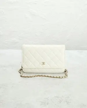 FWRD RENEW Chanel Caviar Classic Wallet On Chain - White