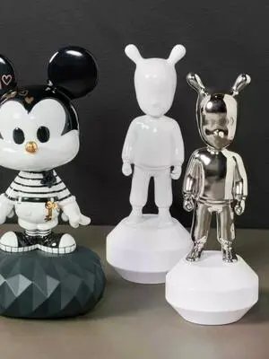 LLADRO The Guest Porcelain Figurine