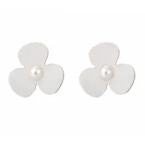 SILVER MOON Silver / White Sterling Silver Pearl Earrings – Trillium