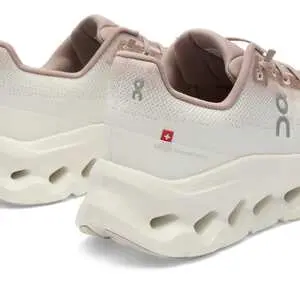 On Cloudtilt Sneaker - Biscuit/ivory