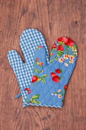 MODERN PRAIRIE Strawberry Magic Oven Mitt