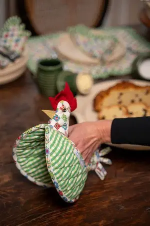 MODERN PRAIRIE Rebecca Happy Hen Mini Mitt