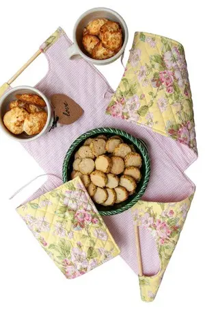 MODERN PRAIRIE Apple Blossom Casserole Carrier - Yellow