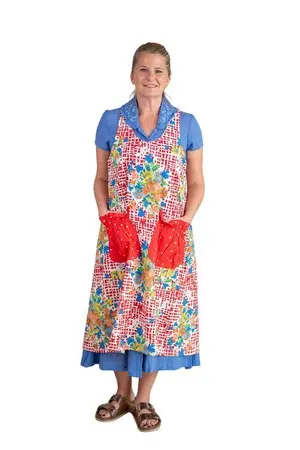MODERN PRAIRIE Lisbon Rose Farmhouse Apron - Red