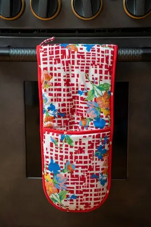 MODERN PRAIRIE Lisbon Rose Double Oven Pot Mitt