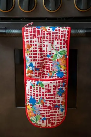 MODERN PRAIRIE Lisbon Rose Double Oven Pot Mitt