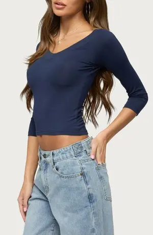 EDIKTED Cecilie V Neck Quarter Sleeve Crop T-shirt