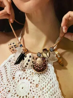 DEZSO Sapphire Scallop Pendant Necklace