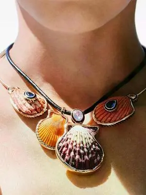 DEZSO Sapphire Scallop Pendant Necklace