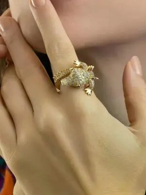 Goshwara Crocodile Ring With White Sapphires And Onyx - Gold