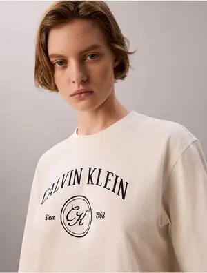 Calvin Klein Arch Varsity Logo Graphic Relaxed T-shirt - Tofu