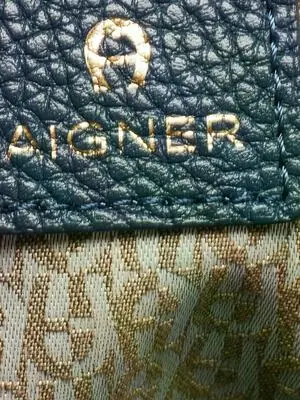 AIGNER Logo-plaque Grained Shoulder Bag