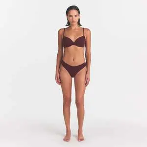 SKIMS T Shirt Bra | Red | | Fits Everybody - Currant