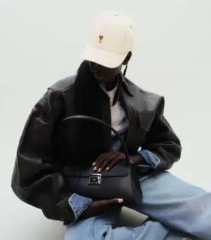 AMI Paris De Coeur Cap - Ivory