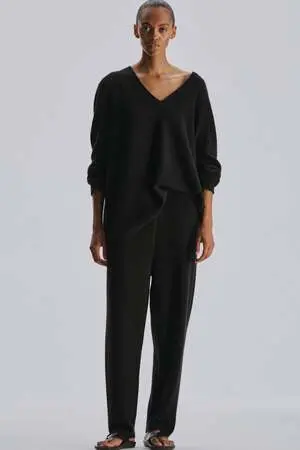 THE ROW Long Sleeve Cashmere V-neck Sweater - Black