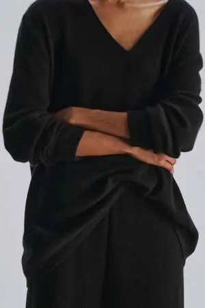 THE ROW Long Sleeve Cashmere V-neck Sweater - Black