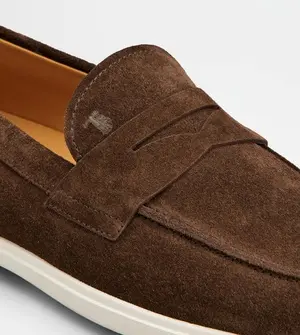 TOD'S Round Toe Slip-on Loafers