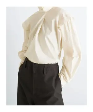 LEMAIRE Ascot V-neck Top With Side Slits And Trompe-l'oeil Sleeves - Cream