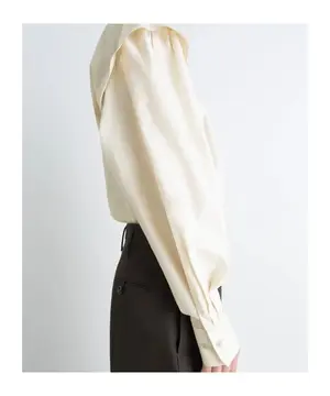 LEMAIRE Ascot V-neck Top With Side Slits And Trompe-l'oeil Sleeves - Cream