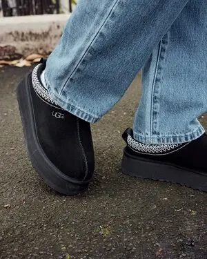 UGG Tazz Logo Embossed Platform Slippers - Black
