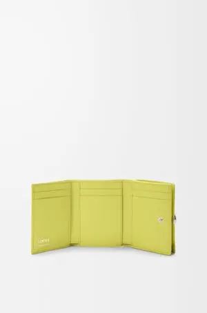 Loewe Portefeuille À Trois Volets Pebble En Cuir De Veau Nappa Brillant - Yellow
