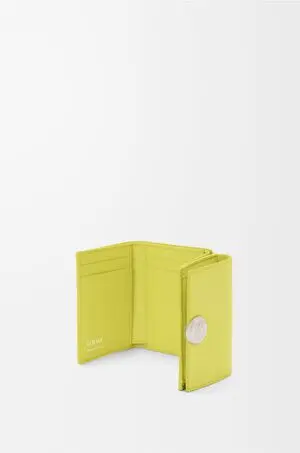 Loewe Portefeuille À Trois Volets Pebble En Cuir De Veau Nappa Brillant - Yellow