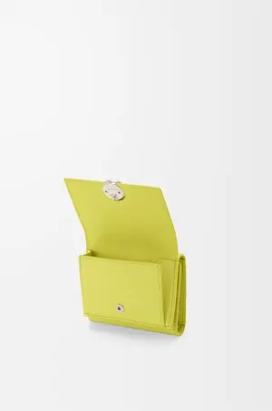 Loewe Portefeuille À Trois Volets Pebble En Cuir De Veau Nappa Brillant - Yellow