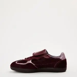 ALOHAS Round-toe Sneakers - Black