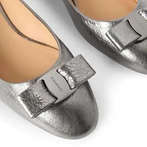 FERRAGAMO Metallic Crackled Leather Flat Ballet Shoe With Bow Detail - Gray