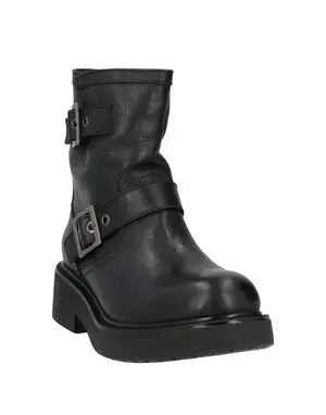 INUOVO Biker Ankle Boots In Leather With Strap Detailing