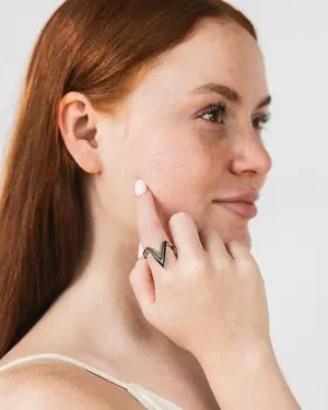 OGÉ JEWELRY Valor Iconic V Onyx Silver Ring